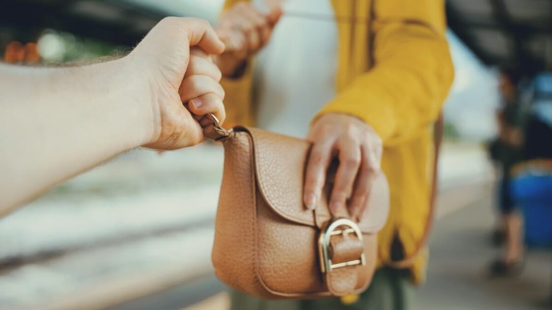 Are you a mugger’s dream target? | YourLifeChoices