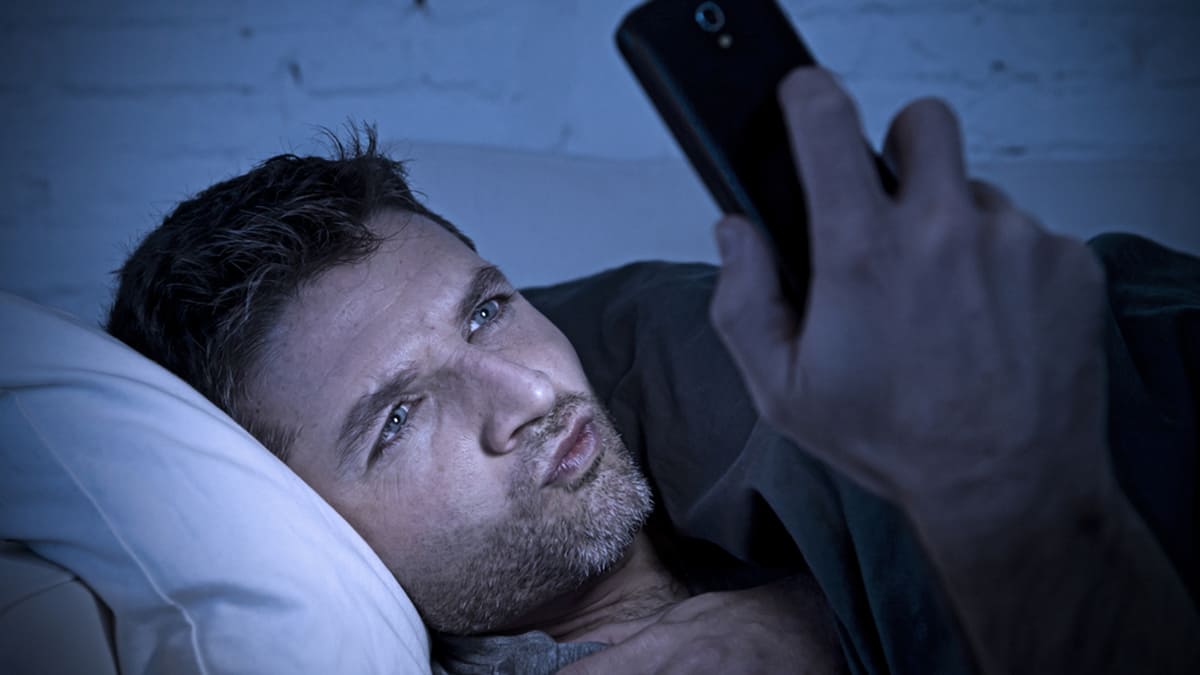 How much does your phone’s blue light really delay your sleep ...