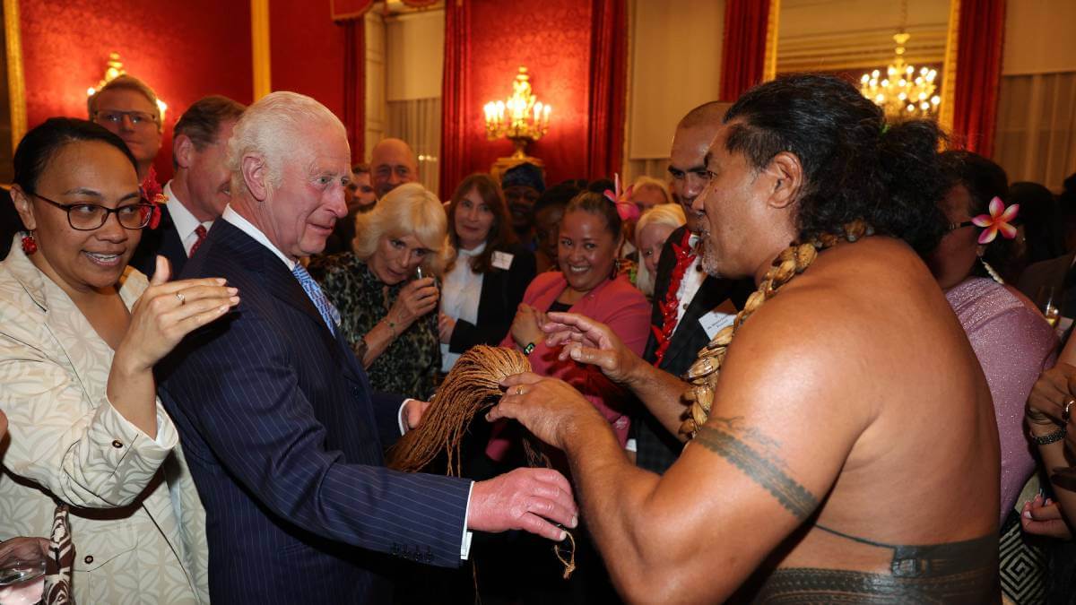 King shows off his ‘moves’ during Samoan dancing lesson | YourLifeChoices