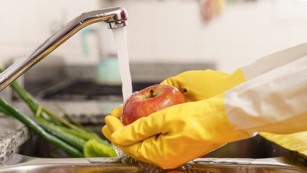 9 expert tips to protect yourself from food poisoning | YourLifeChoices
