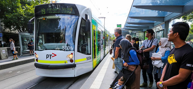 Commuters baffled after spotting a bizarre yet common commuting ritual ...