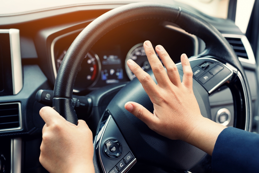 Is this common driving habit really worth a hefty fine? | YourLifeChoices