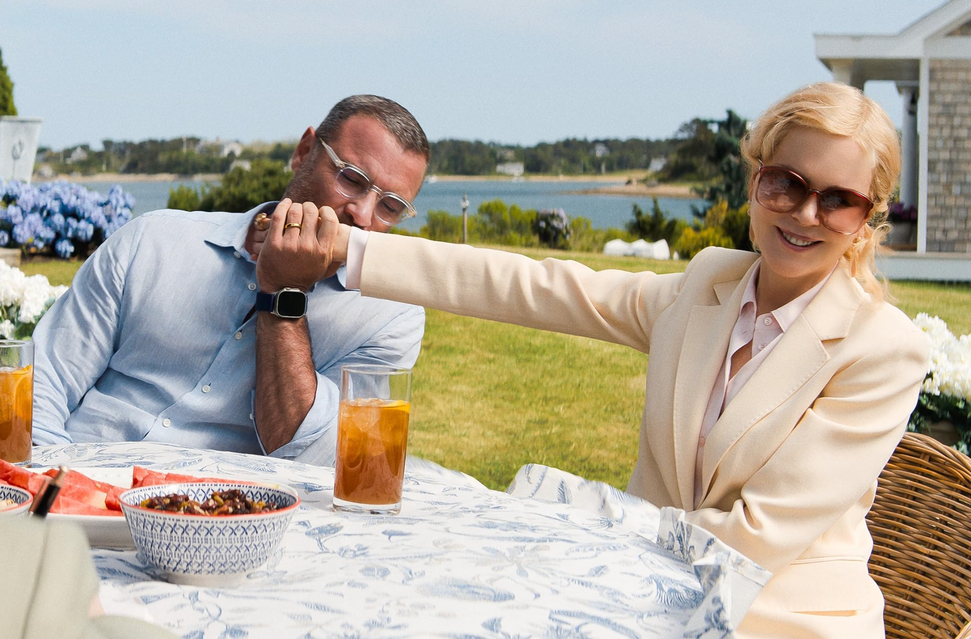 Oscar-winning actress returns to the spotlight after marital breakup ...