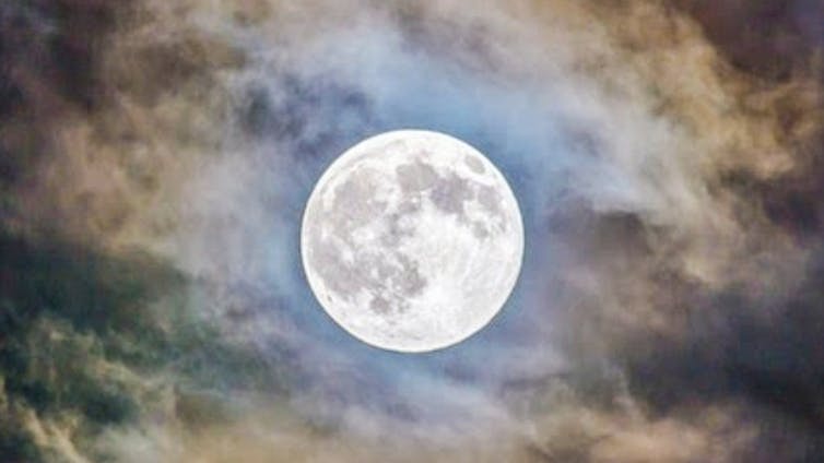 Does the full moon make us sleepless? A neurologist explains the ...