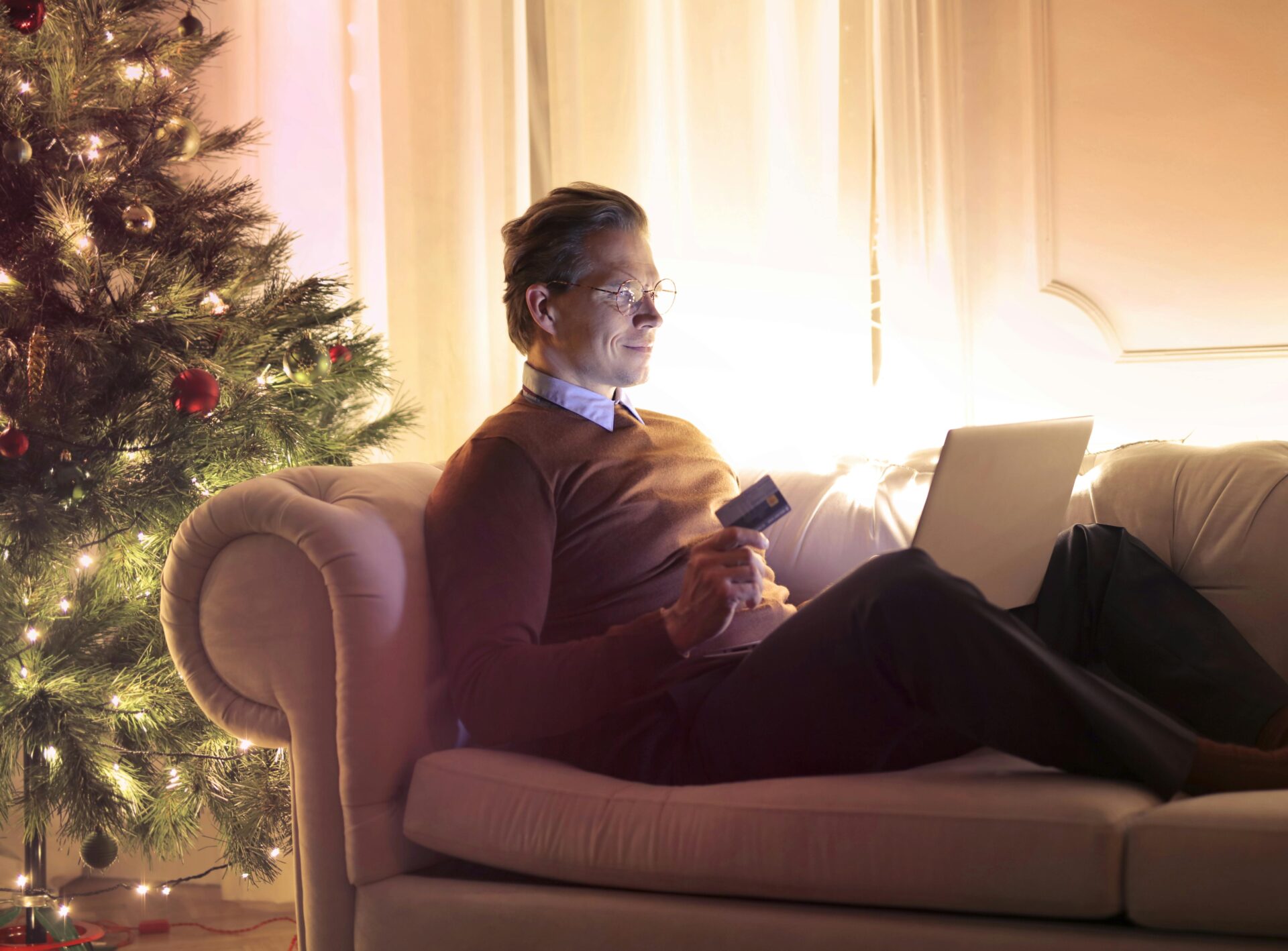 ‘Cashless Christmas’ trend gives shoppers a boost this festive season ...