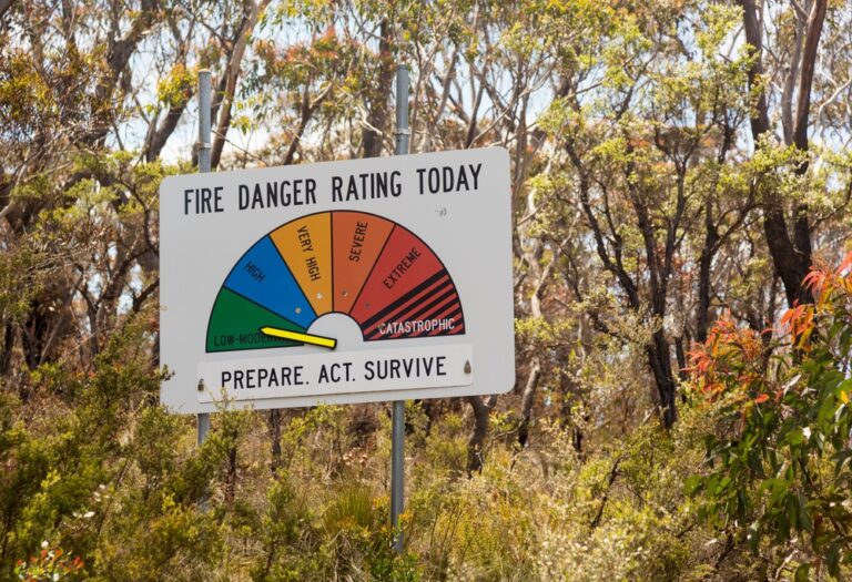 Residents urged to stay alert as bushfires destroy town and leave three ...