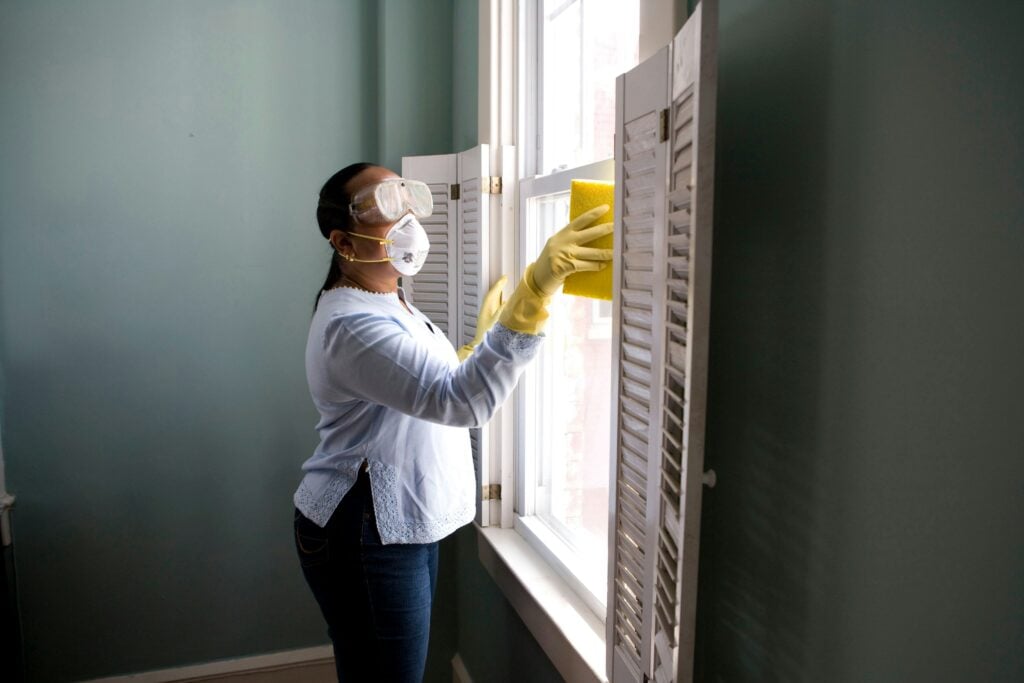 This $12 Bunnings find cleans grimy oven glass in five minutes flat ...