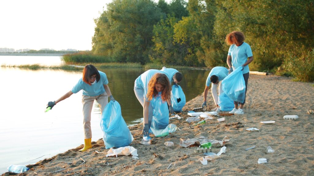 How a beach cleanup crew turned rubbish into $9,000 | YourLifeChoices